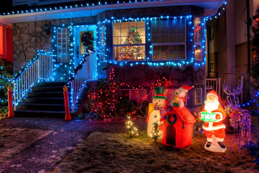 5 Ways to Decorate Your Roof For Christmas | Roofing4US